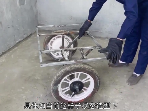 心灵手巧的铁桶与方管支架,竟然变身为灵活便捷的小型电动三轮车