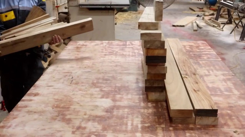 孙女已经可以上桌吃饭了,大叔亲手制作木桌,手艺太漂亮了