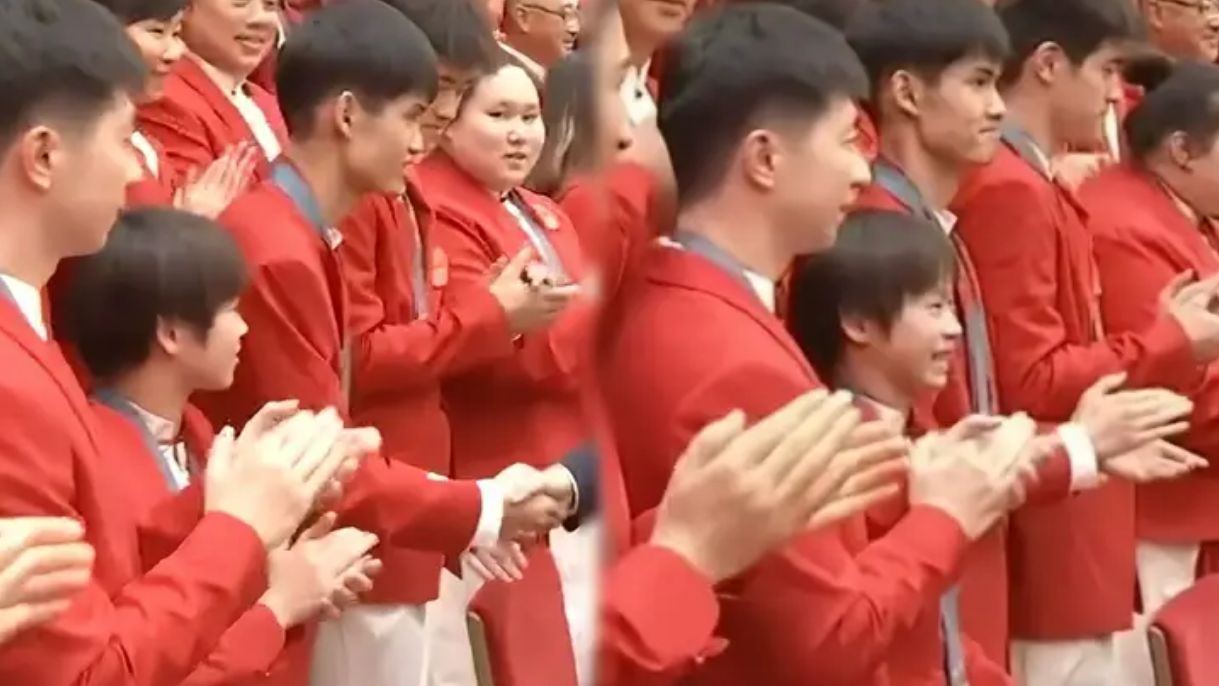 表彰大会站位实至名归!马龙潘展乐等站中间,全红婵误入巨人国