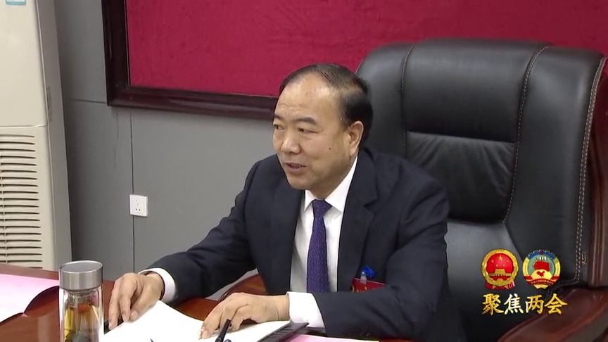 出席县十六届人民代表大会第六次会议的代表进行分组审议