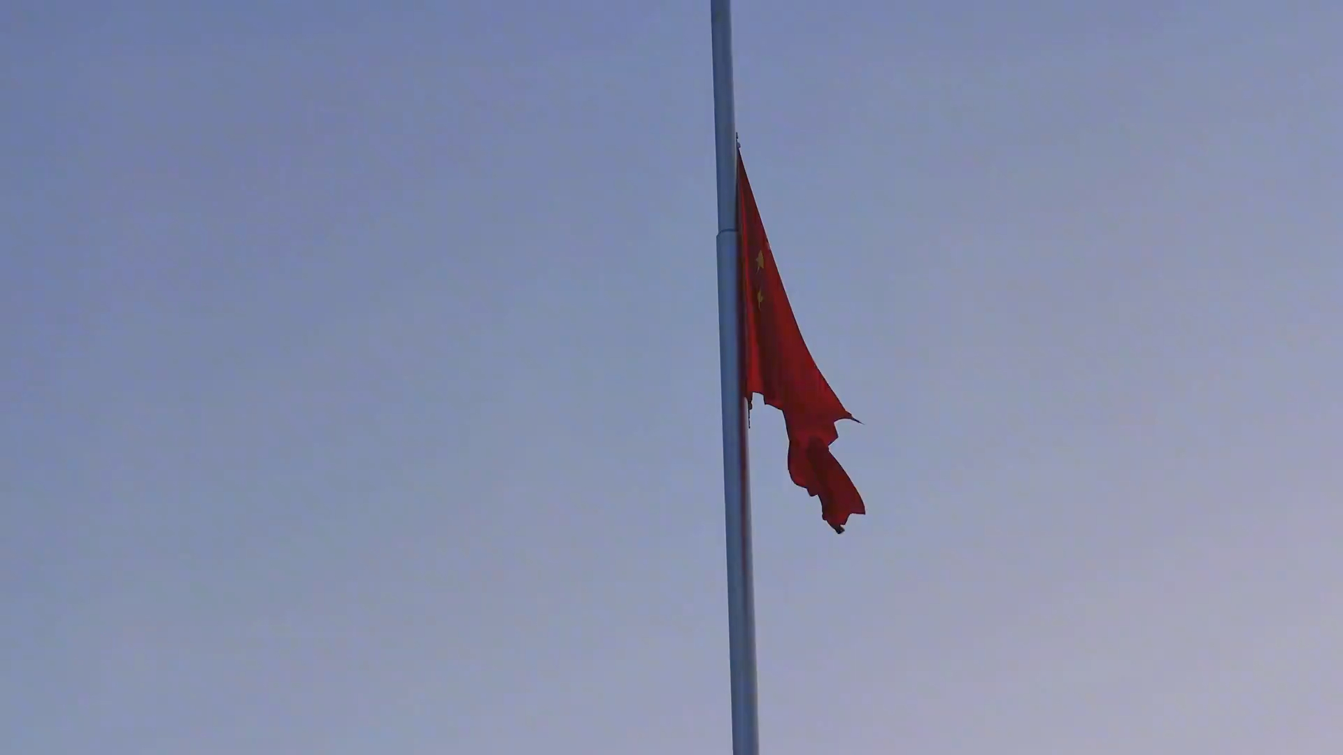 2023.10.01国庆节天安门大升旗仪式,向国旗敬礼,解放军军乐团现场...