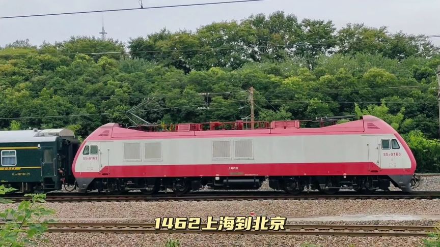 客车1462次林场一道通过,去往北京方向。一趟老牌亲民绿皮火车