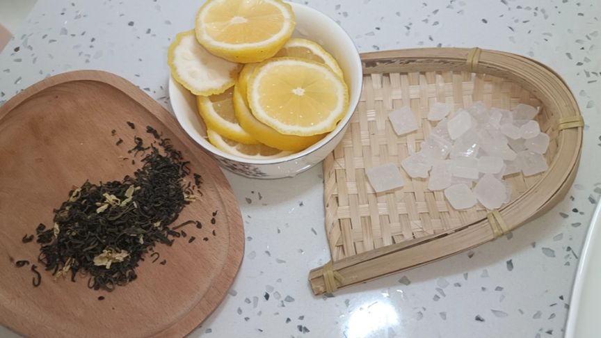 夏天炎热碳酸饮料越喝越渴,柠檬绿茶解渴解腻,吃完烧烤来一杯