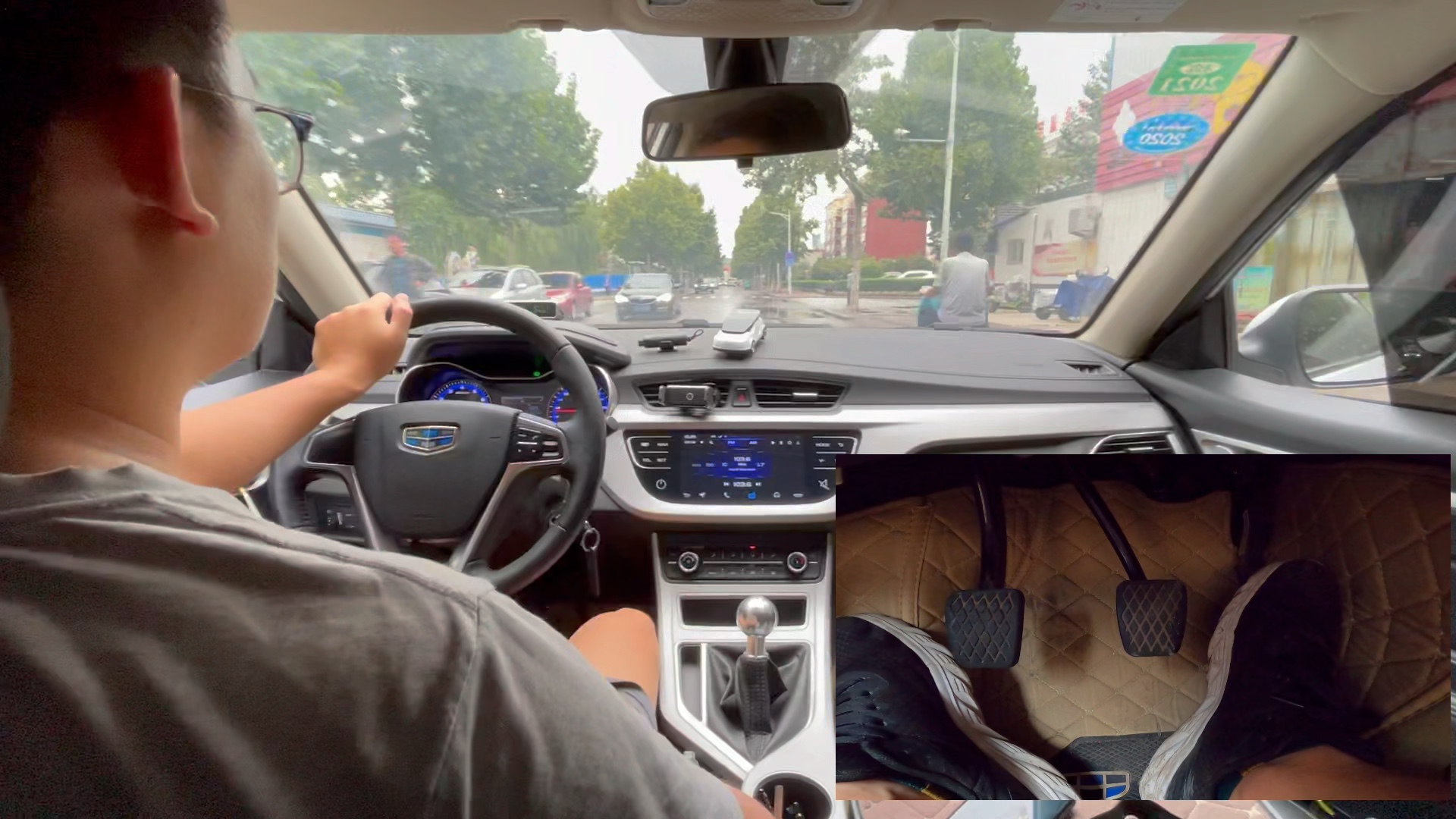 手动挡驾驶技巧大全:踩离合打火、过减速带操作,路口停车步骤