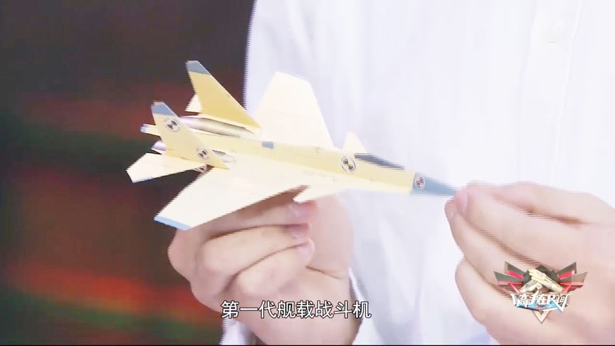 他用纸叠出了辽宁号航母的战斗机!为叠好纸飞机,用掉8千张A4纸
