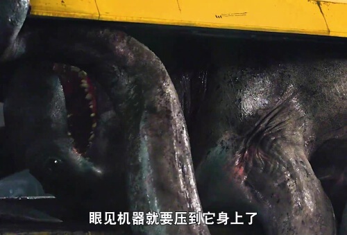 《怪兽卡车》喝汽油的怪物,爬进卡车内充当发动机