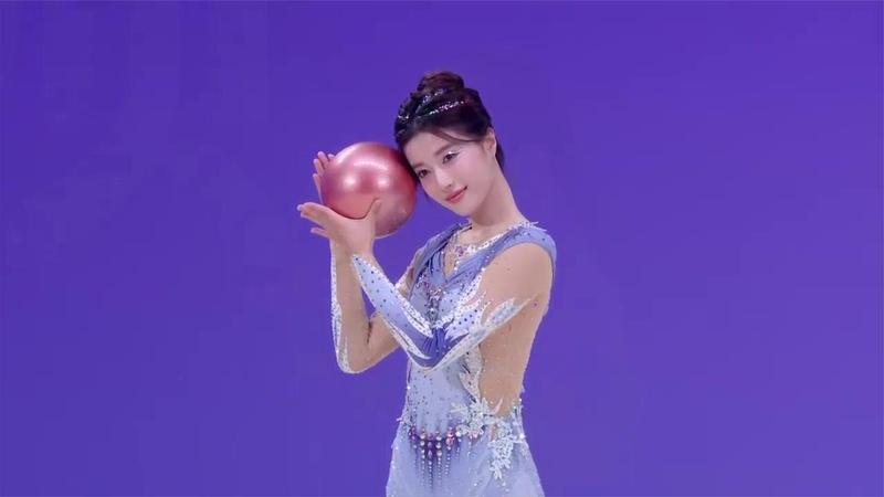 "人鱼公主"胡嘉欣惊艳出场,一字马绝美,导播:美哭