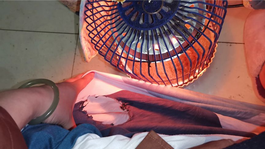 小姐姐用电炉子烤火,把沙发烧了一个大洞!差点引起火灾,太危险