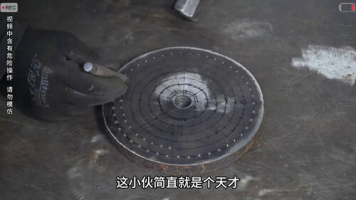 农村小伙用一些简单的材料纯手工打造出一款饲料颗粒机,太实用了