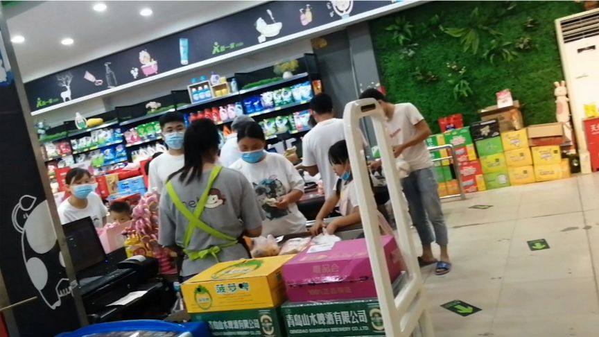 疫情防控,超市进店登记戴口罩,测体温消毒后,才能进店。