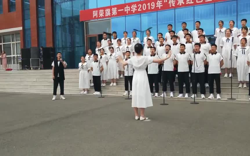 中学生全班合唱《精忠报国》,有气势,有实力!