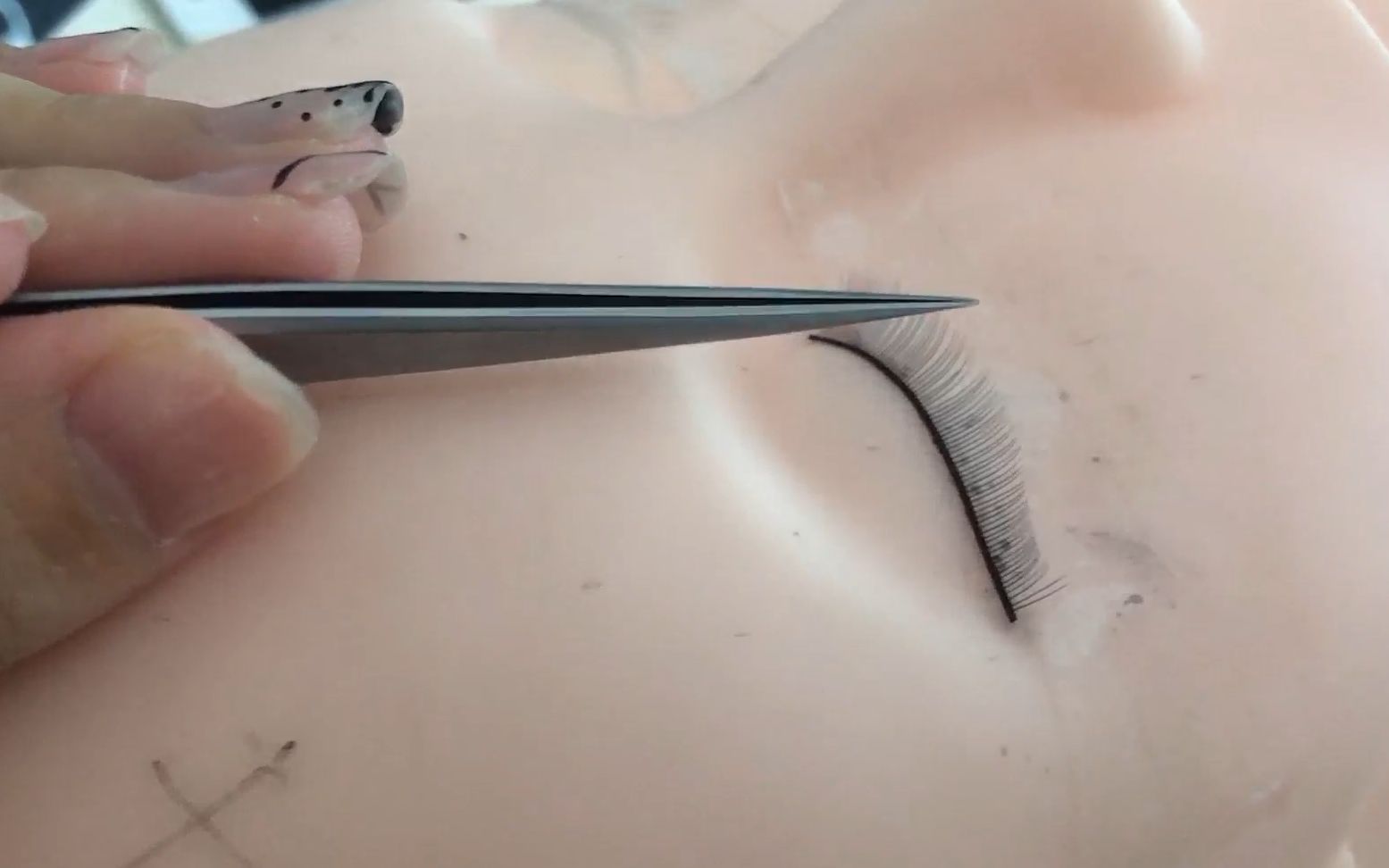新手美睫师入门基础教学知识分享,镊子的正确使用手法视频讲解。