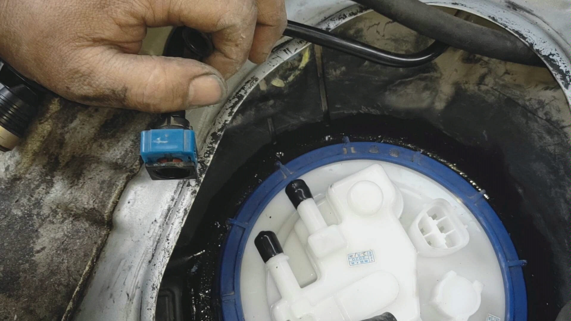 卡罗拉更换汽油泵总成蓝色塑料盖要点分享