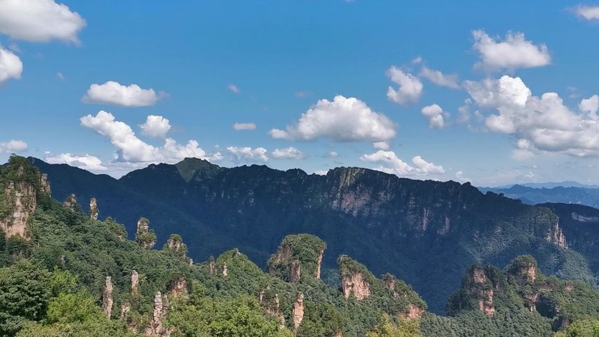 袁家界是一方山台地,背依岩峰山峦,幽谷群峰,张家界重点景区。