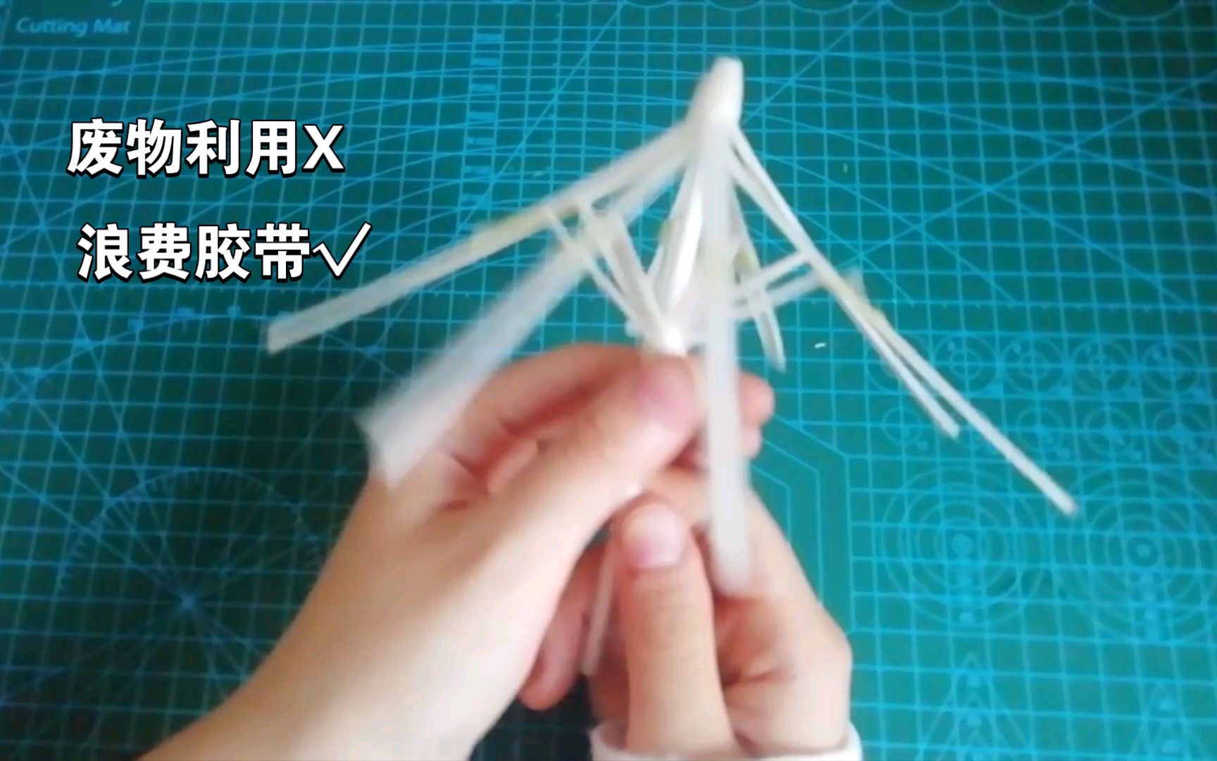 用吸管和棒棒糖棍做伞骨架
