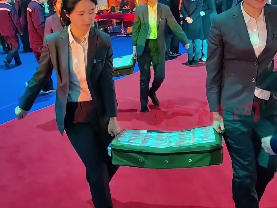 全网最爱发钱的老板又又又来了!河南矿山集团年会数钱游戏铺满6000...