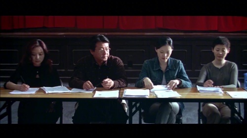 老师让女孩模仿表演,结果她竟直接走出门去