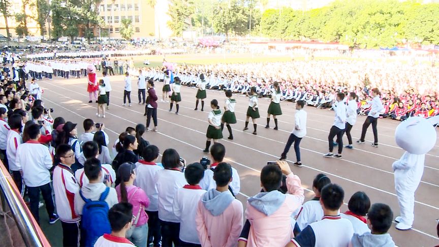 高一学生在学校运动会入场式的表演,精呆了其他的同学与观众