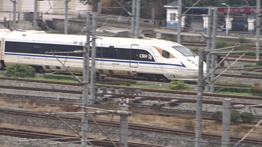 CRH3A型动车组驶离成都东站
