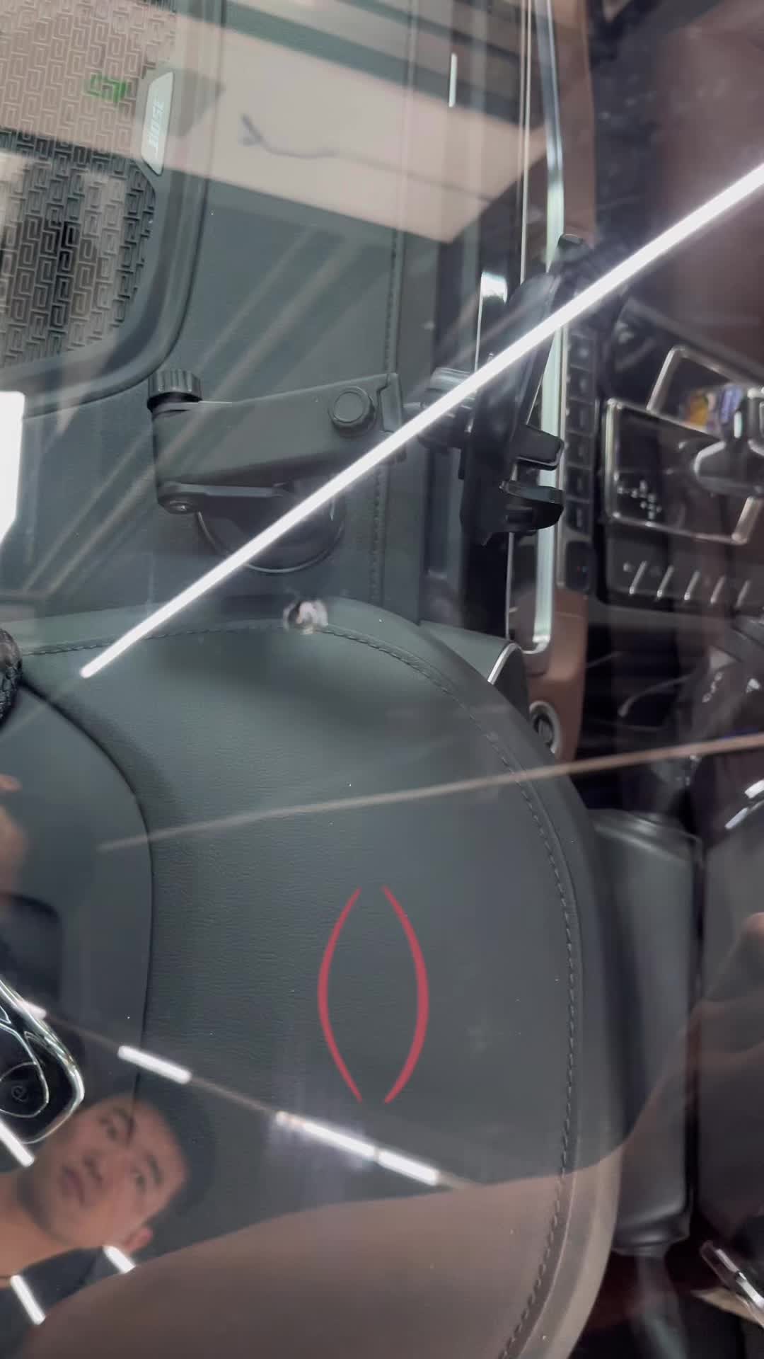 前挡风玻璃 修复后防止周围扩裂 #强子凹陷武汉首店 #玻璃修复