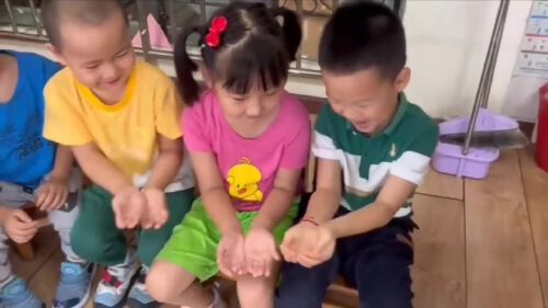 体验冰块在手融化的过程,感受冰块的解暑方式