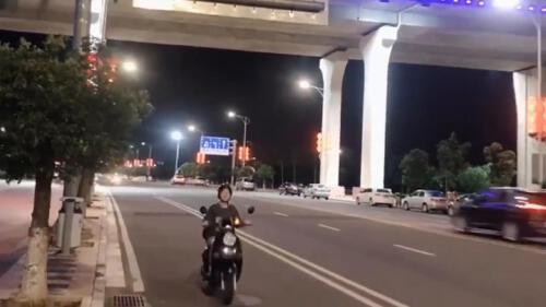 我呼的滴滴,钱不钱的倒不要紧,就是一个女孩子晚出门不安全啊!