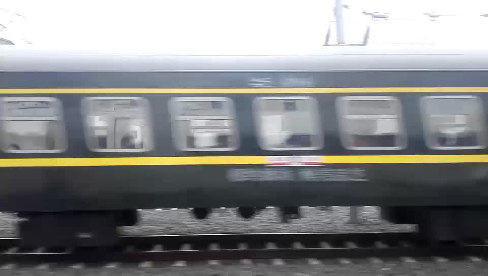 在青岛动车上看绿皮车,谁知道是什么车次