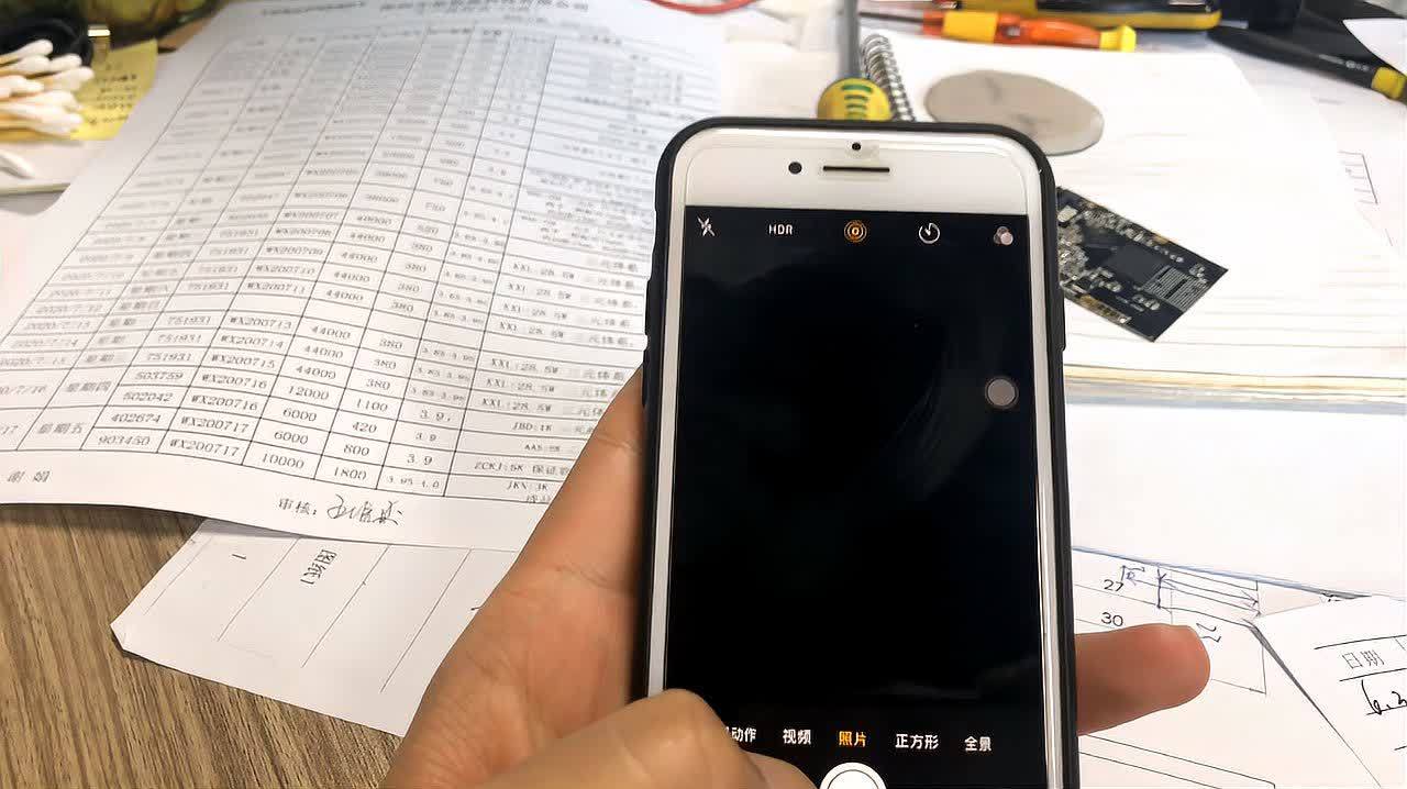 苹果手机摔了一下,后置摄像头开启后.