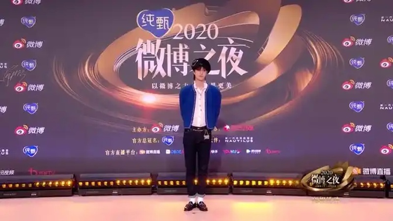 王一博走红毯松弛感超绝,长筒白袜穿皮鞋,搭配看懵众人丨微博