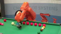 不得不佩服机器的精准计算能力,跟它打台球是赢不了了!