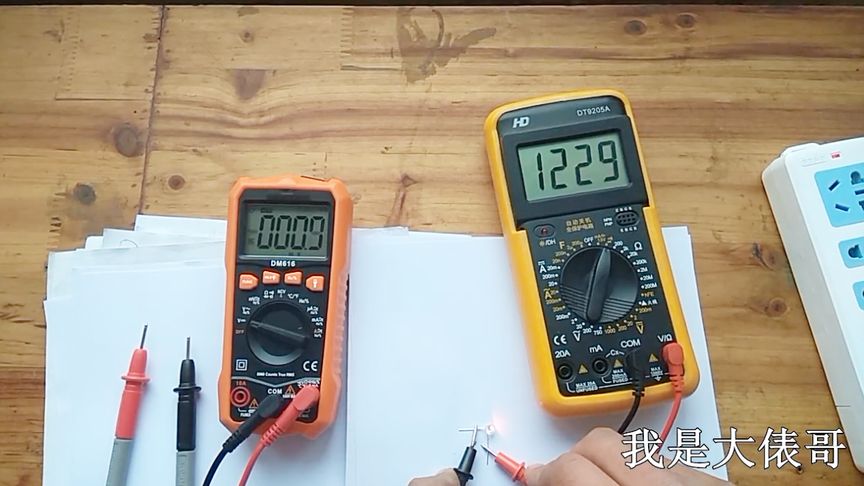 电工知识:为什么二极管档可以点亮灯珠?大俵哥用2个万用表验证