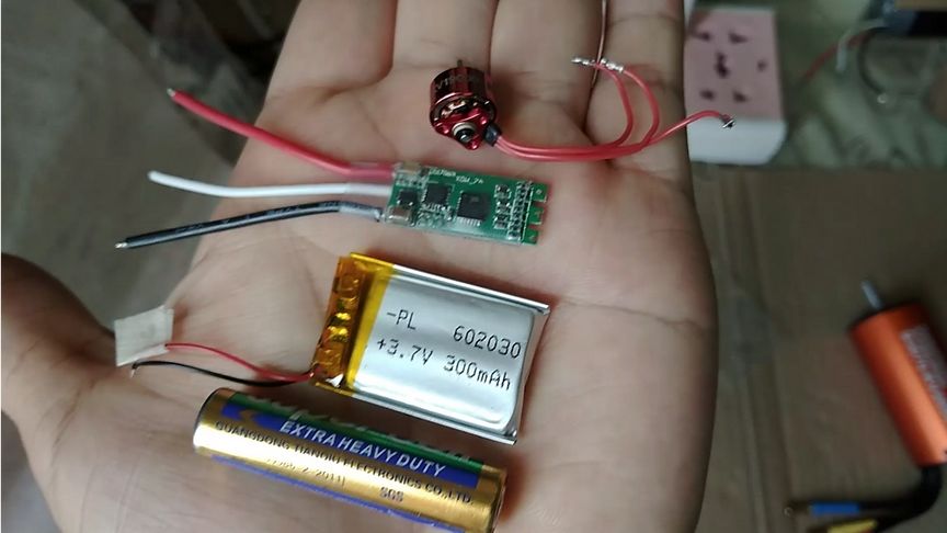 可以放在指尖上的超微型无刷电机和驱动板锂电池,穿越机必备哦!