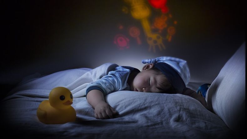 医生建议成人每天睡够7小时,最好晚上11点左右睡觉