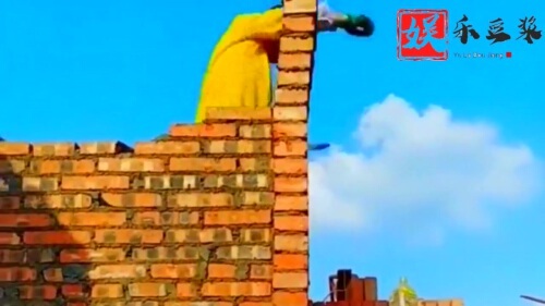 农村老婆非要去尝试砌墙,这技术我都没眼看,感觉只砖耽误了她发挥!