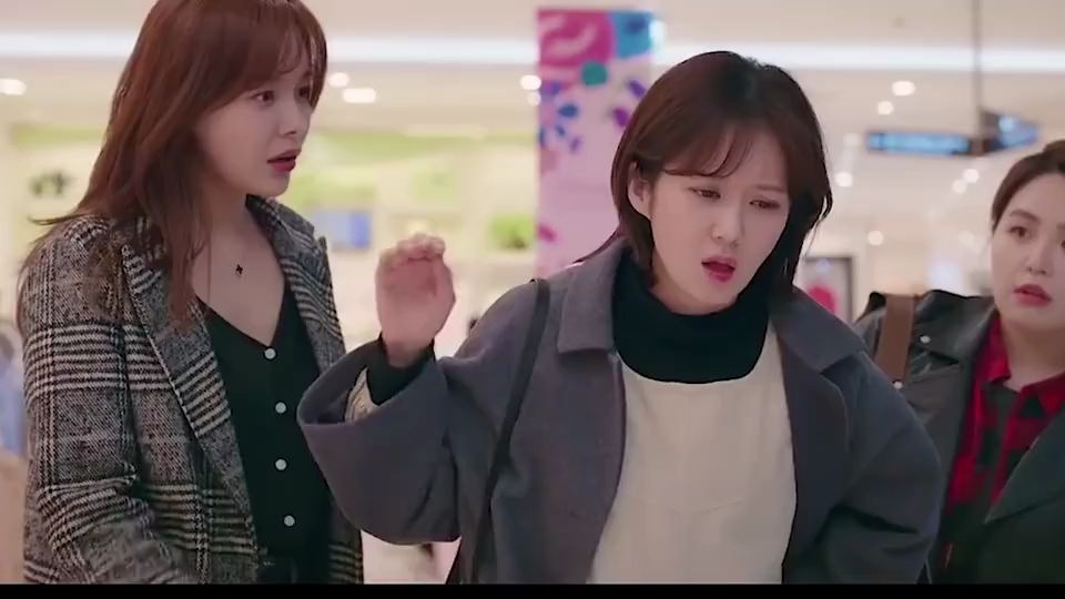 装孕妇的女孩突然肚子疼,却被路人认为要生了,强行送去医院