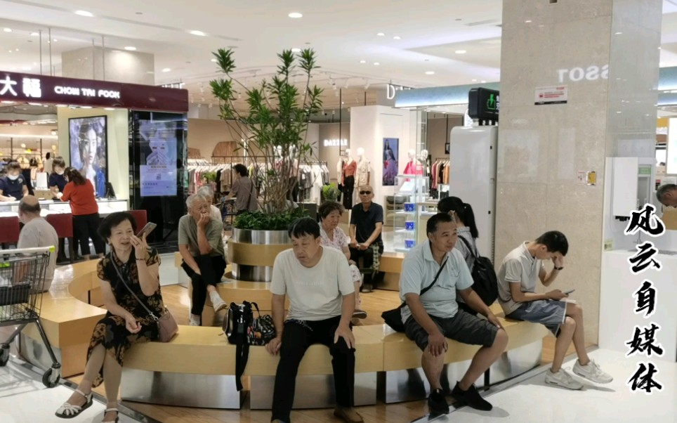 胖东来一楼大厅设有休息区,并且还能免费喝水,这服务真是到家了