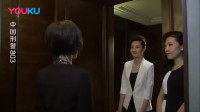 女警很聪明,及时把口香糖定位器放嘴里,在上车之前粘在车轮上