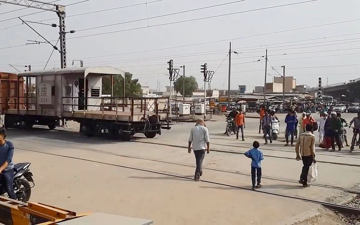 看看真实的印度火车,印度人在铁轨上自由行走