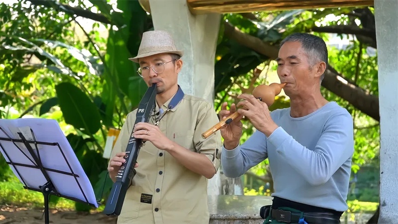街头实拍,电吹管已然成为公园社交乐器