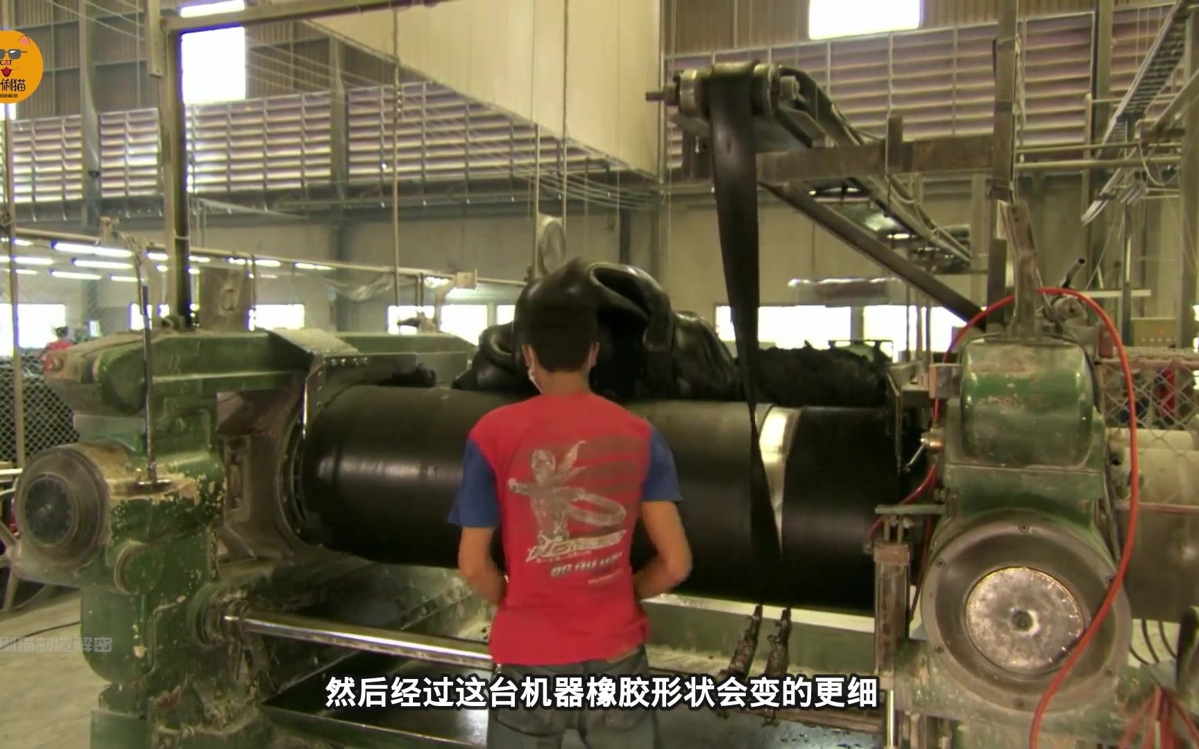 国外工厂摩托车内胎制造全过程,年轻小伙操作机器,大妈加工打包