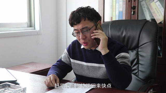 小伙面试找工作,二话不说拿了公司财务就跑,老板气急败坏