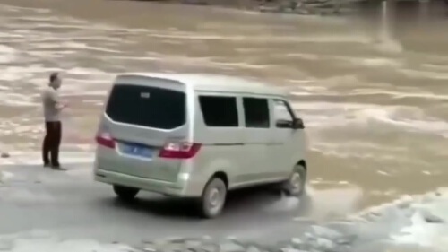 这样的洪水都冲不走,超载了吗?!