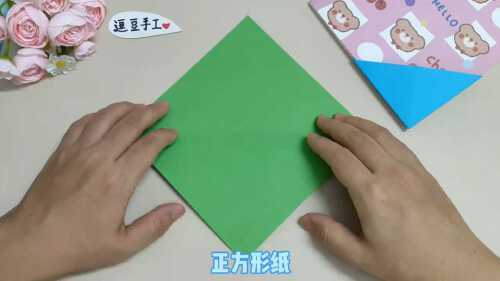 制作书签的方法和步骤,用正方形纸,折个简单又实用的三角书签吧