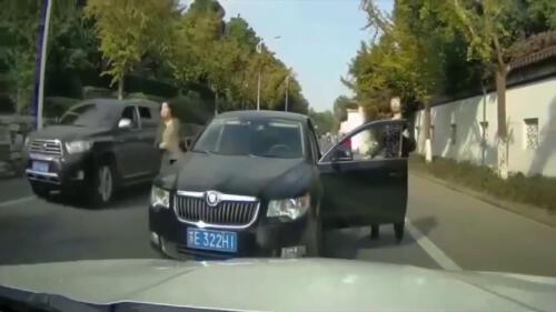 行车记录仪:最霸道斯柯达小情侣,逆行加塞还骂我不会开,真是无语了