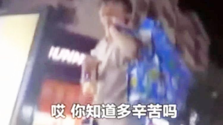 残疾男子爬行乞讨,谁料夜里健步如飞,还感叹:你都不知道多辛苦