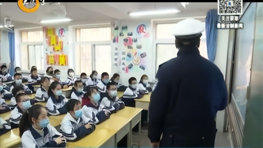 交警宣传进校园_交通安全记心间