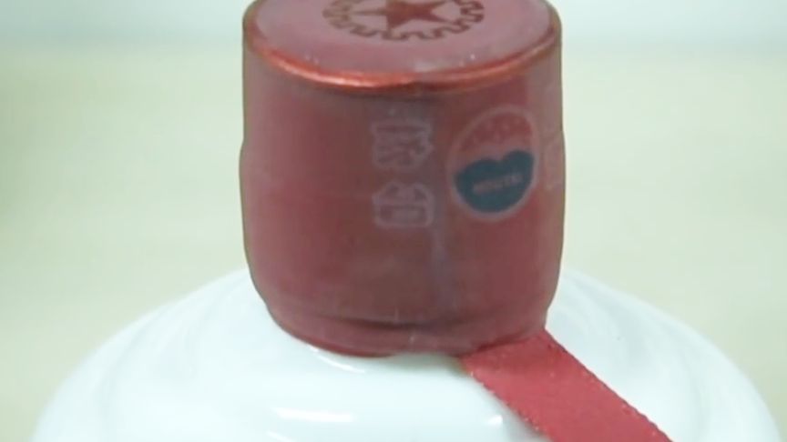 阔绰男开宝马推销“茅台”,瓶是真的酒却是假的,涉案价值近30万