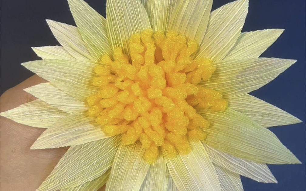 用玉米皮做一朵漂亮的向日葵,非常好看,很立体。晒干的玉米皮会更...