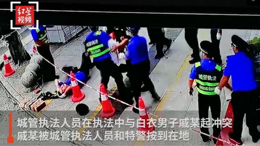 阆中城管执法起冲突:文具店占道经营,涉事执法人员暂停执行职务