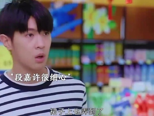 小伙去给女友买生活用品,结果太尴尬了